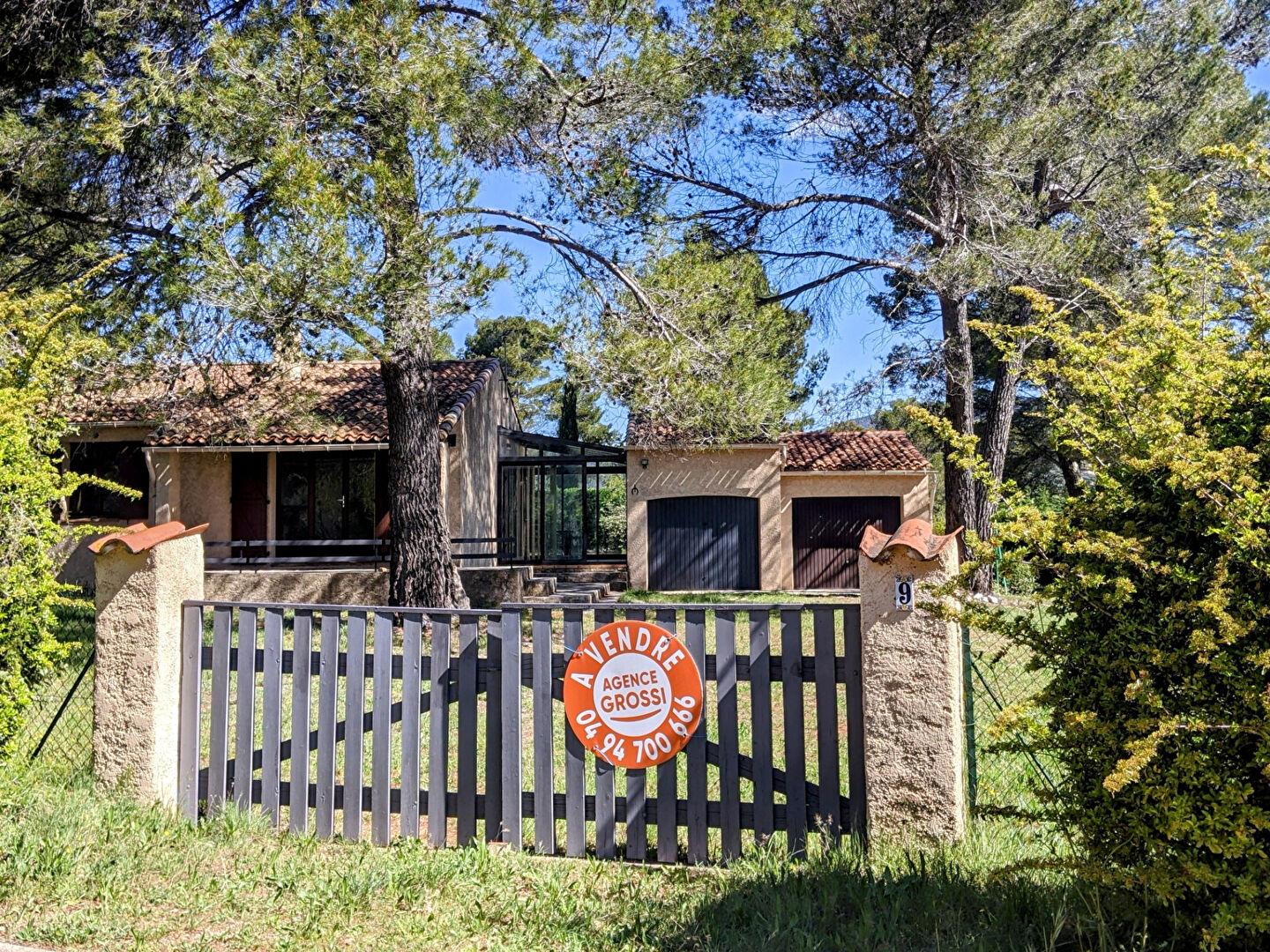 Aups, charming single-storey villa on 1597 m2 of land.