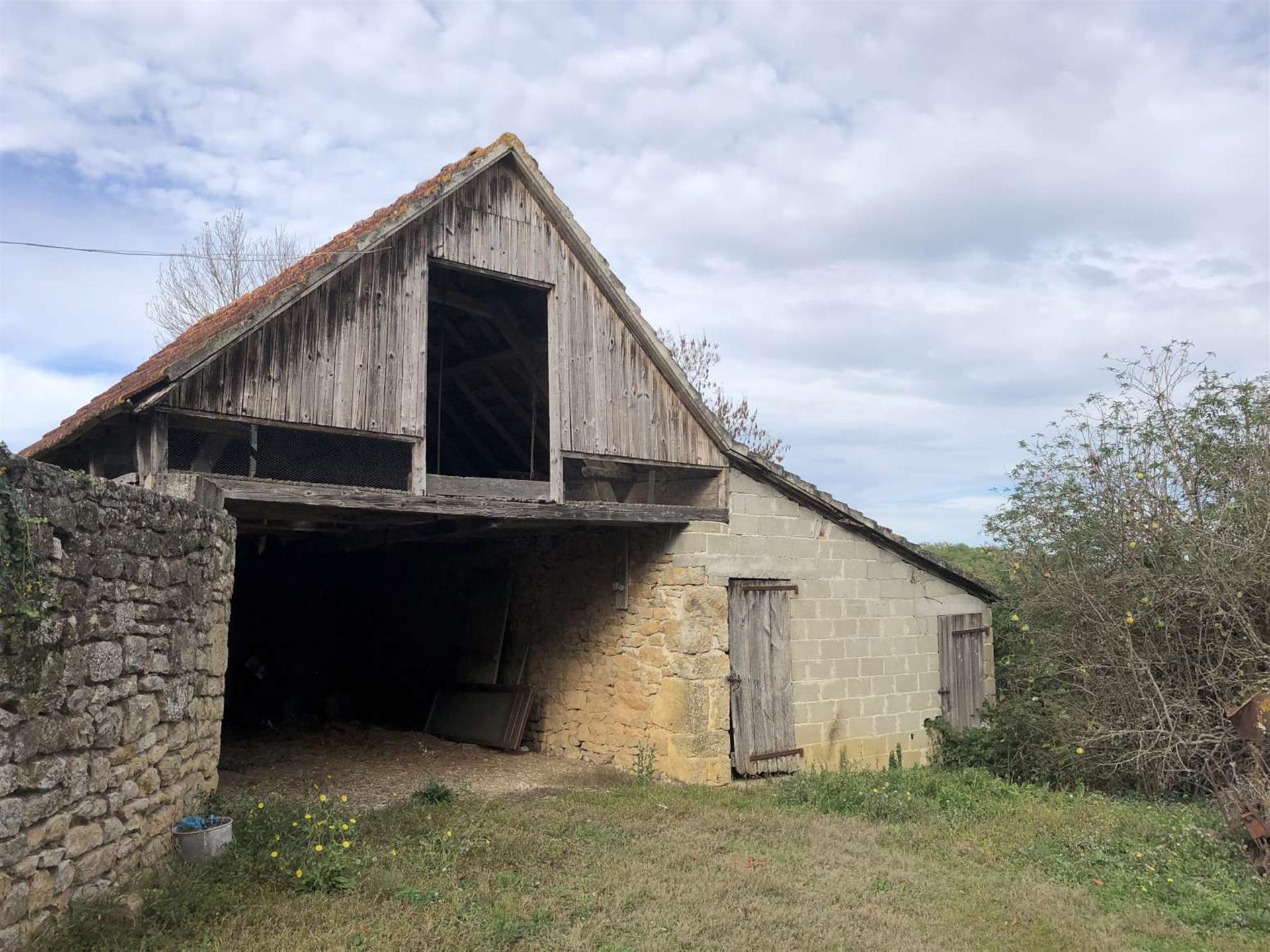 In beslag te nemen: Noordkavel, grote schuur + droger op 3000M² grond