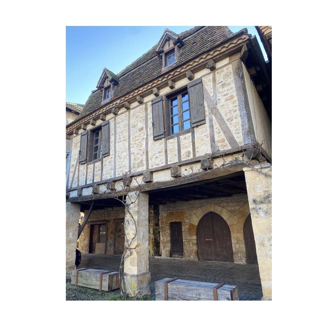 Maison de bastide très typique, dans un bourg dynamique du nord du Lot