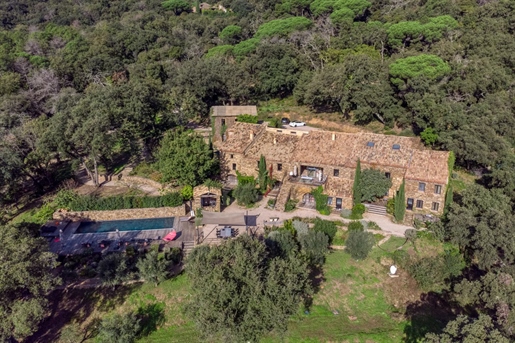 Propriété exclusive, nichée dans les collines surplombant Saint-Tropez ...