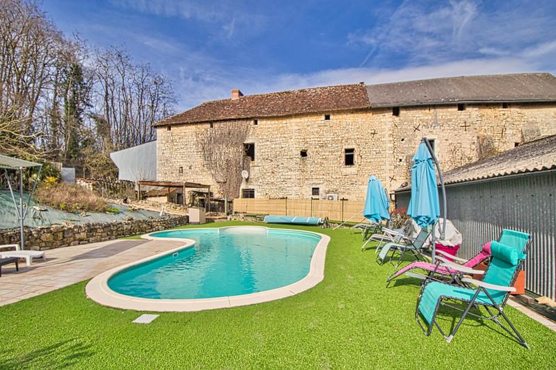 Former Priory XVIth Century, swimming pool and gîte