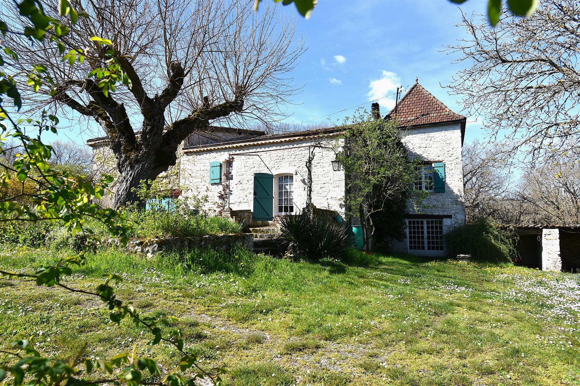 Lovely isolated farmhouse and its outbuildings on 27 hectares