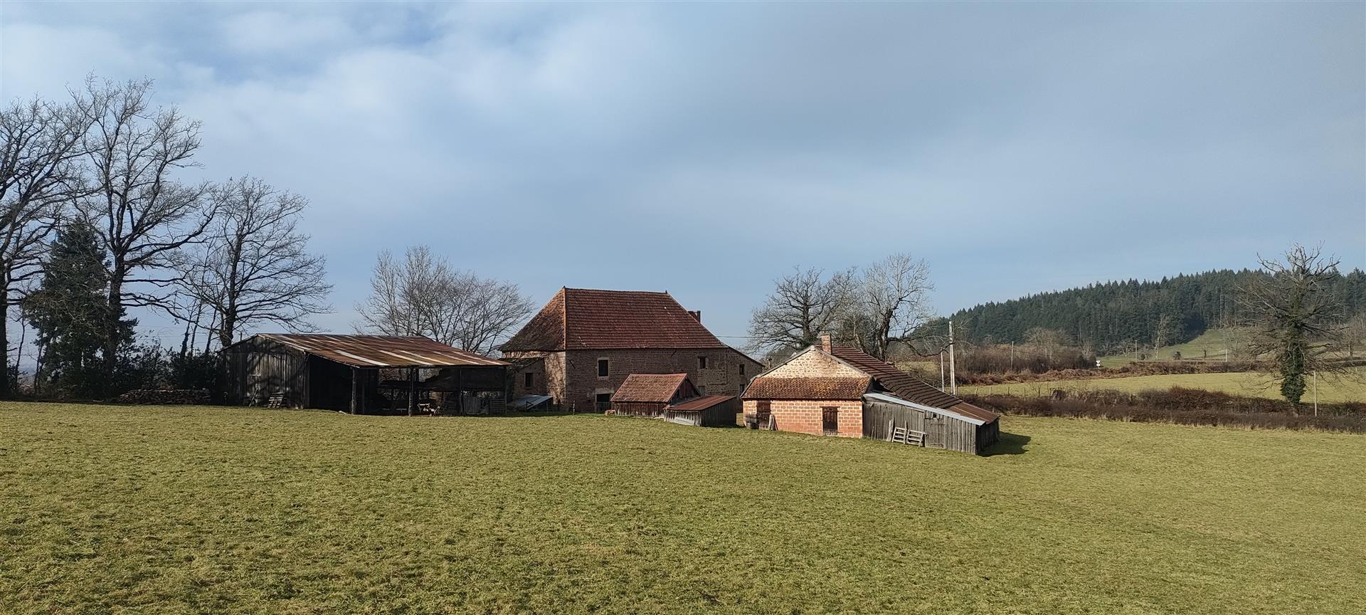 Corps de Ferme à rénover avec 2,74 Hectares