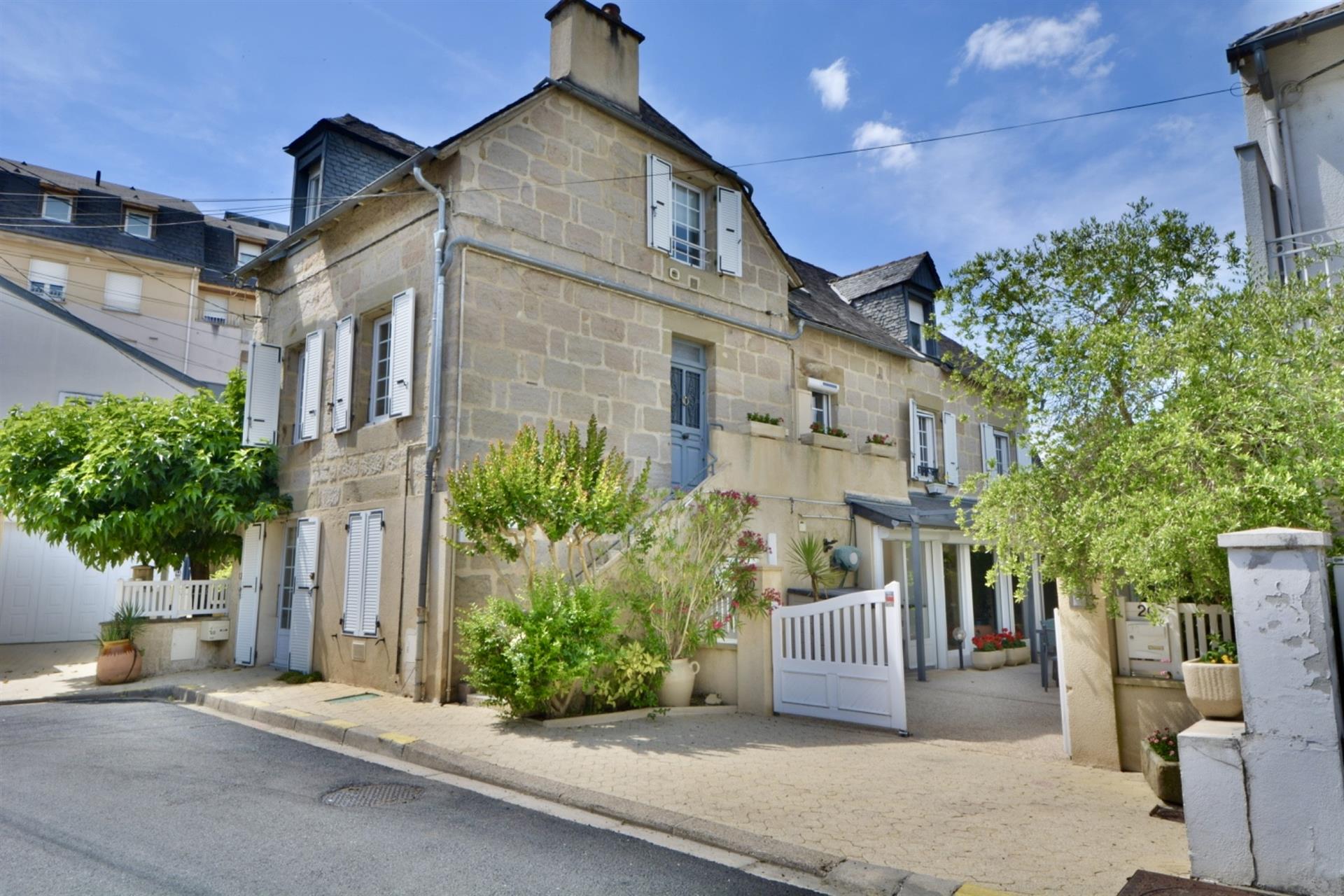 Property complex 5 minutes walk from the city center of Brive