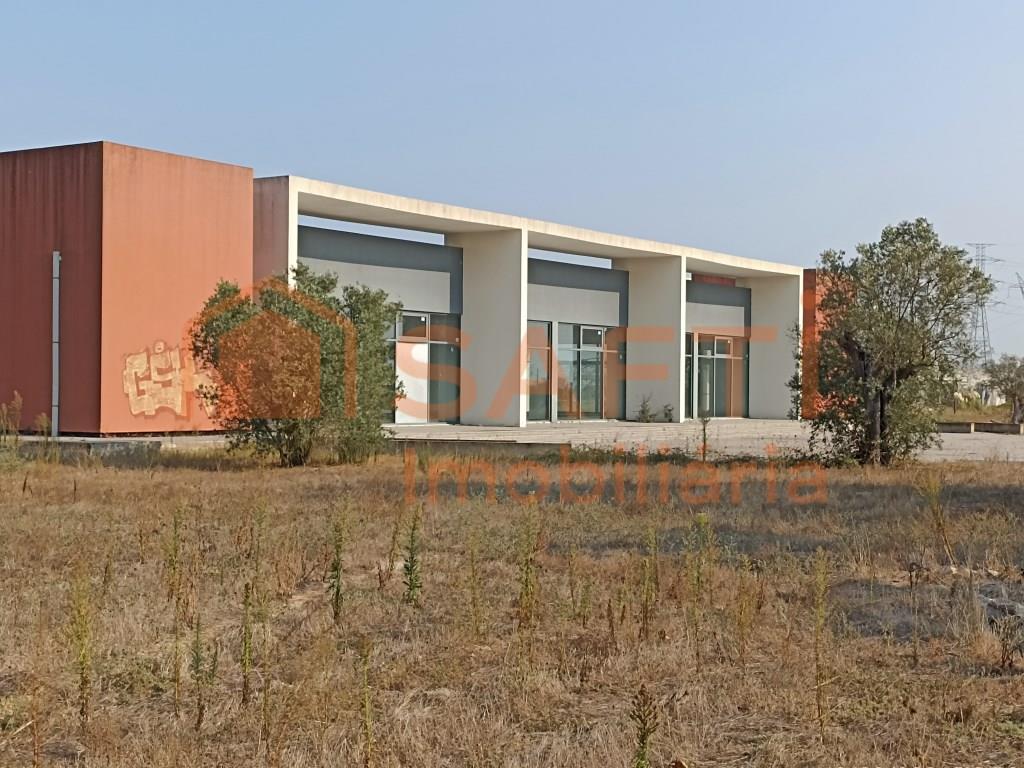 Salão de festas por acabar, com excelentes áreas cobertas para ...