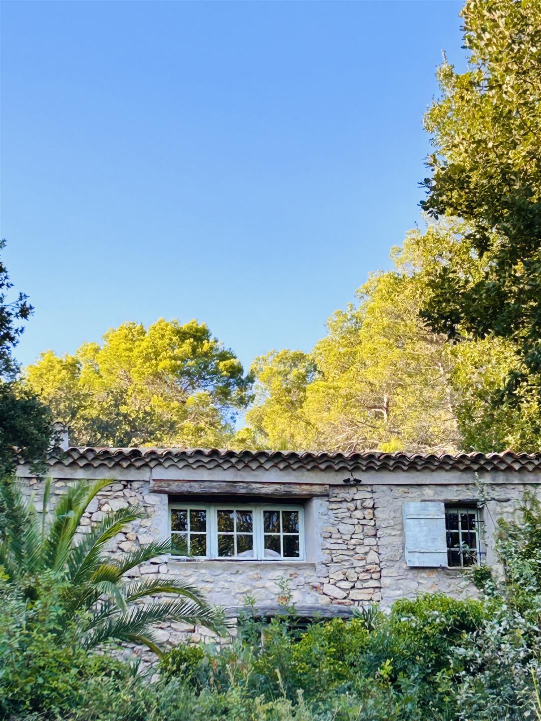 Provençal stone house in magnificent seclusion