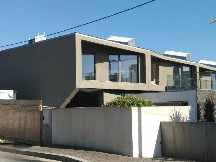 Purchase: House (4400)