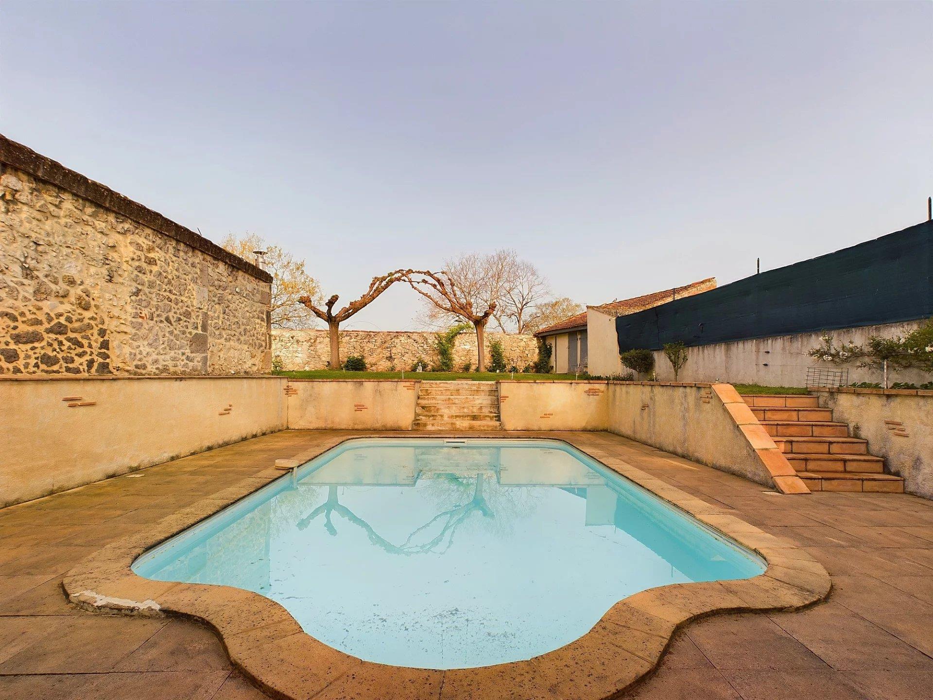 Lovely Townhouse, 10 Minutes from Nerac