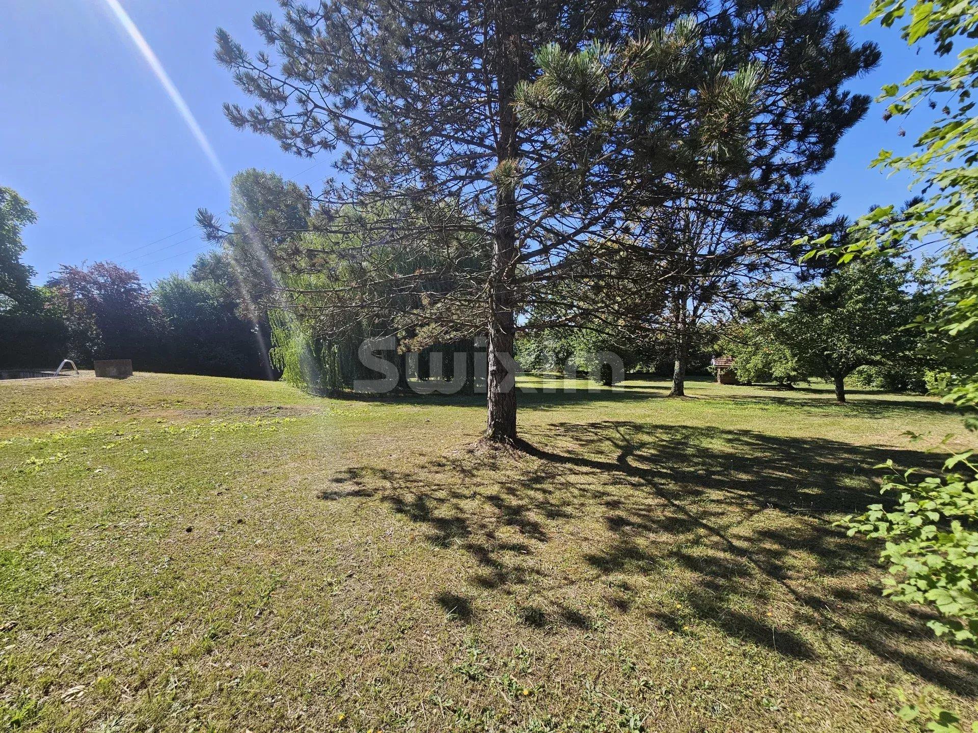 Beau terrain constructible et arboré avec atelier et piscine