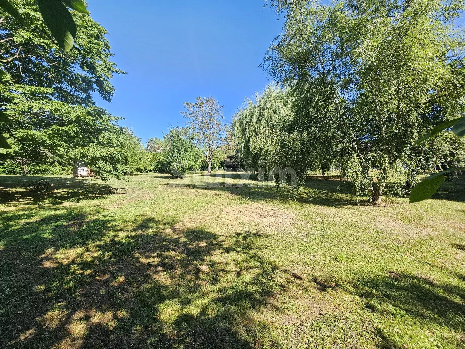Beau terrain constructible et arboré avec atelier et piscine