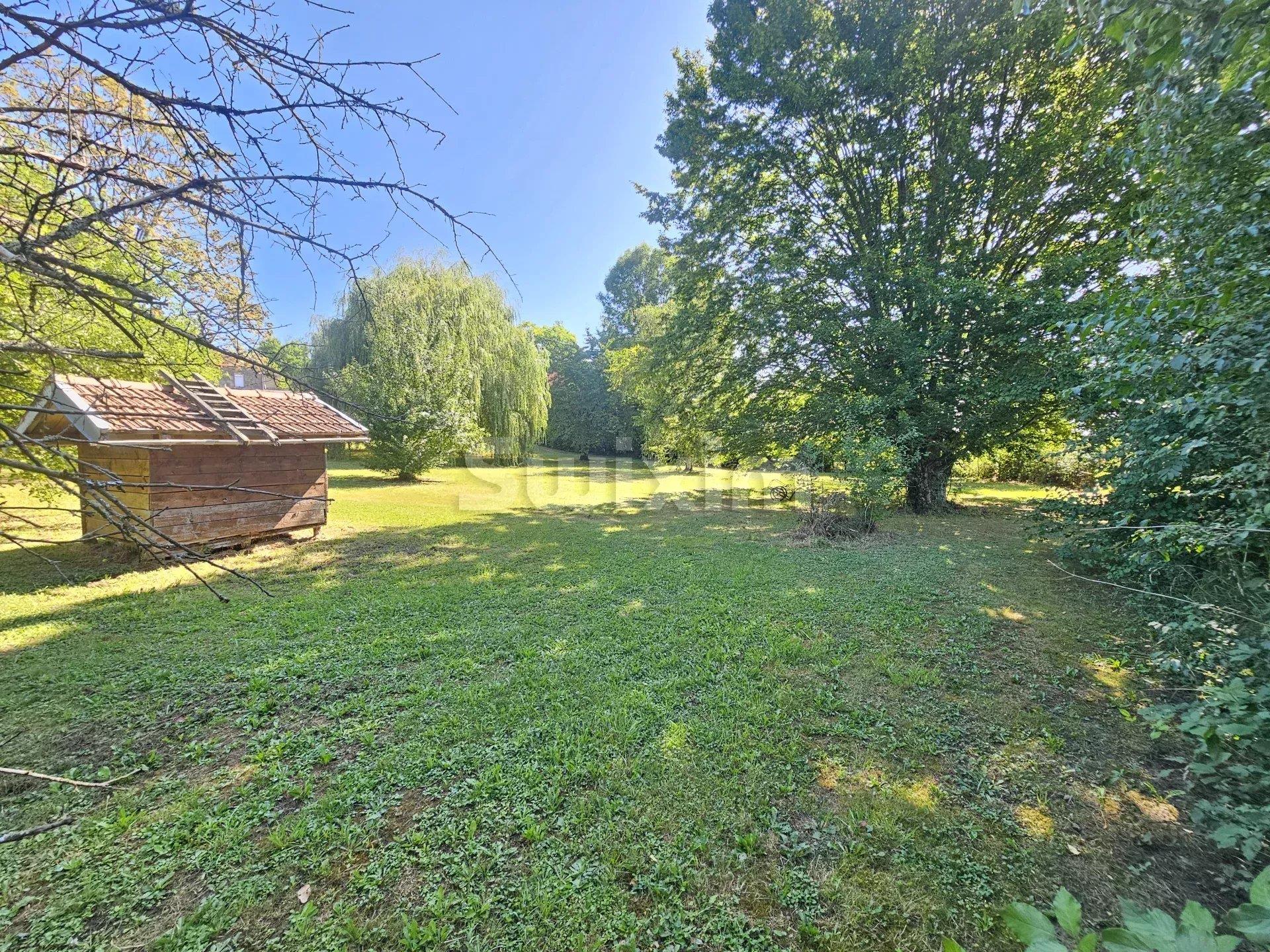 Beau terrain constructible et arboré avec atelier et piscine