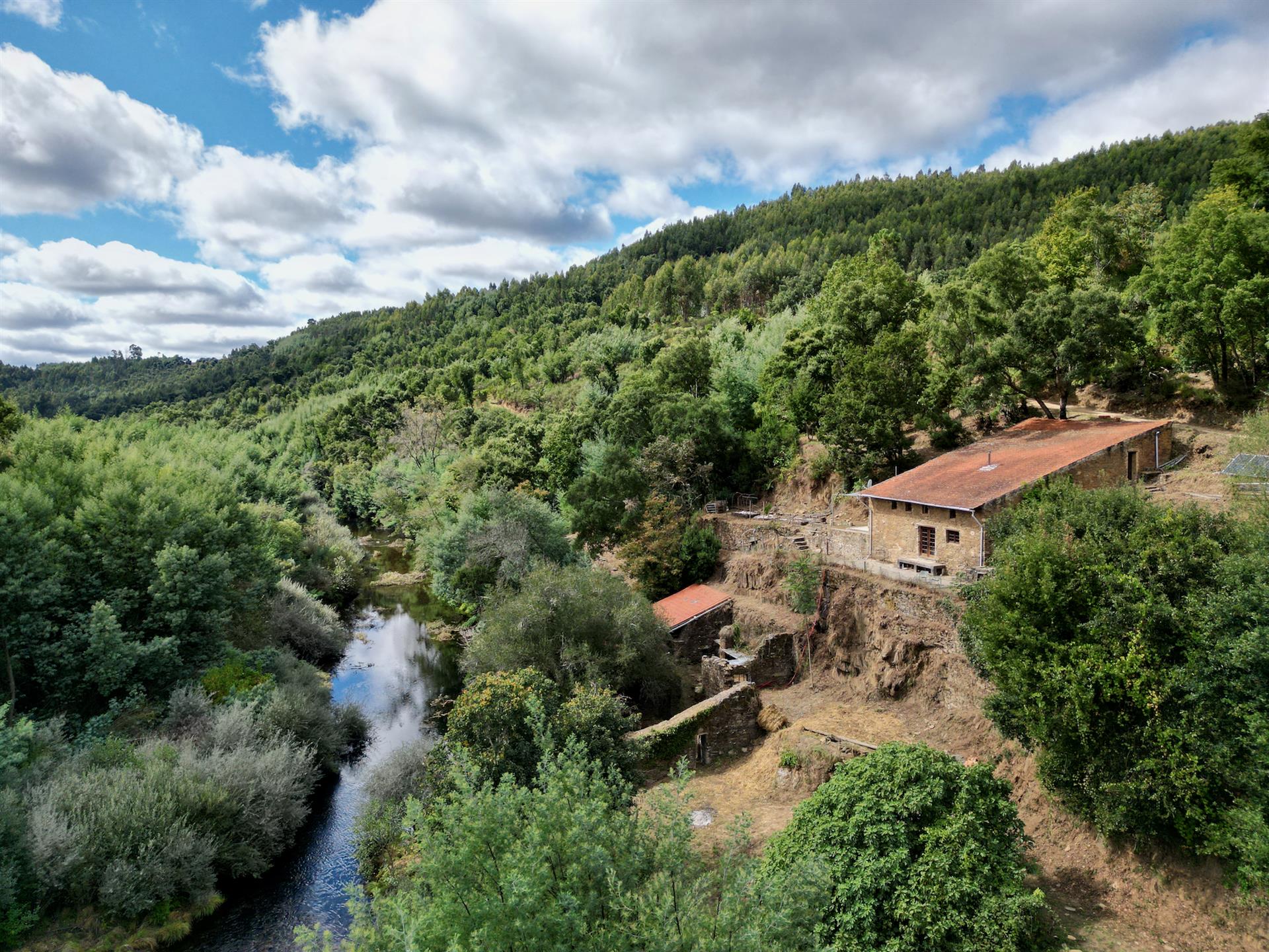 Beautiful authentic farm by the river Alva
