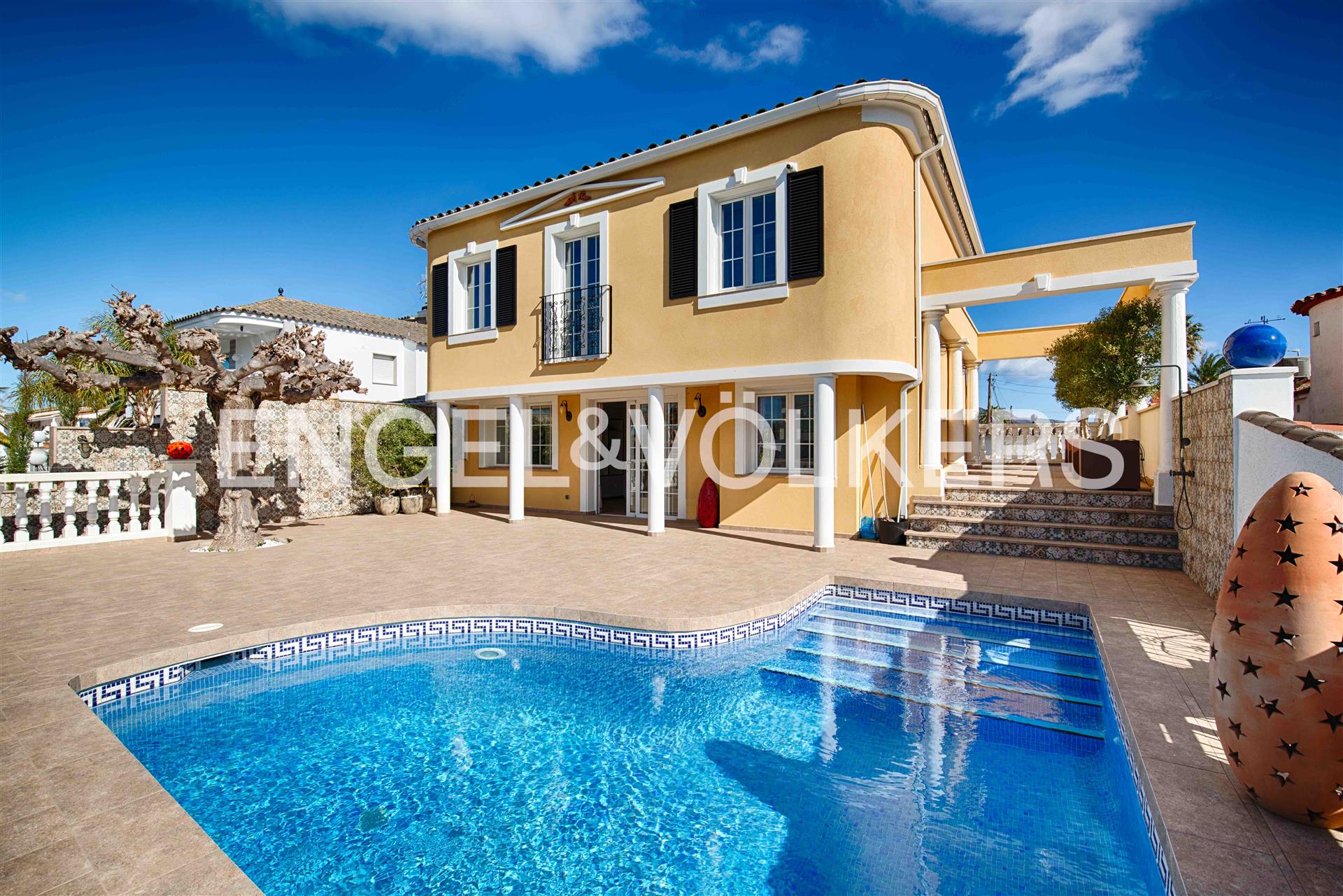 Colonial-Style villa with 13 m of mooring on the main canal, S/W