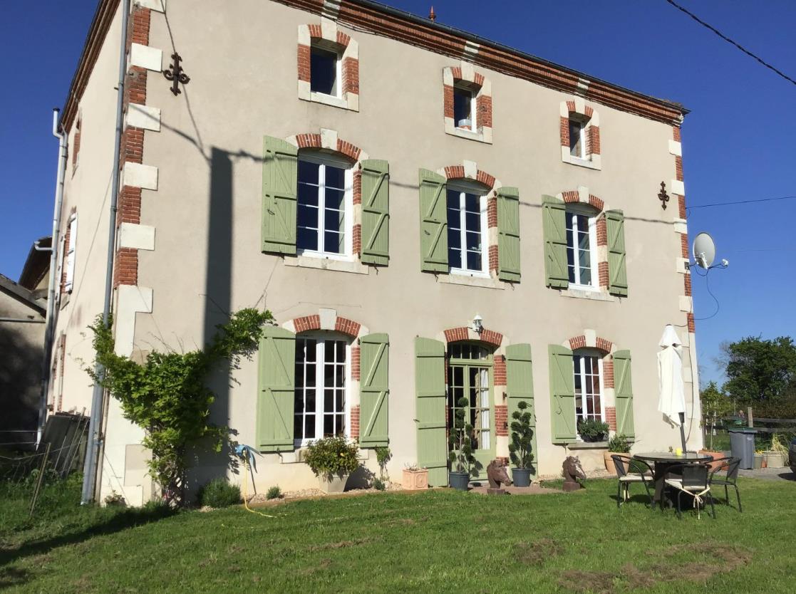 Beautiful house with 5 hectares of land