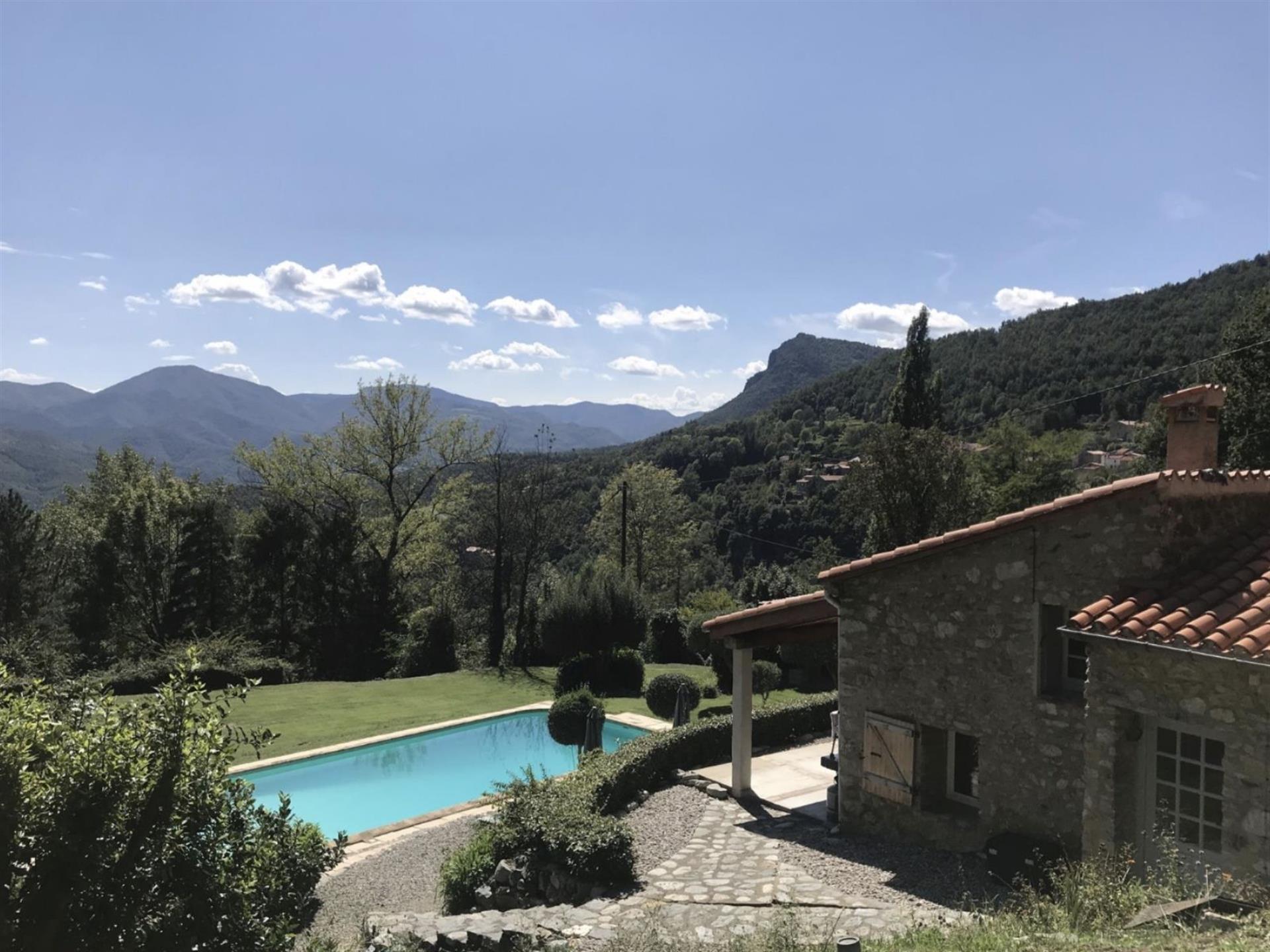 Ensemble de 4 maisons indépendantes sur 2,8Ha.