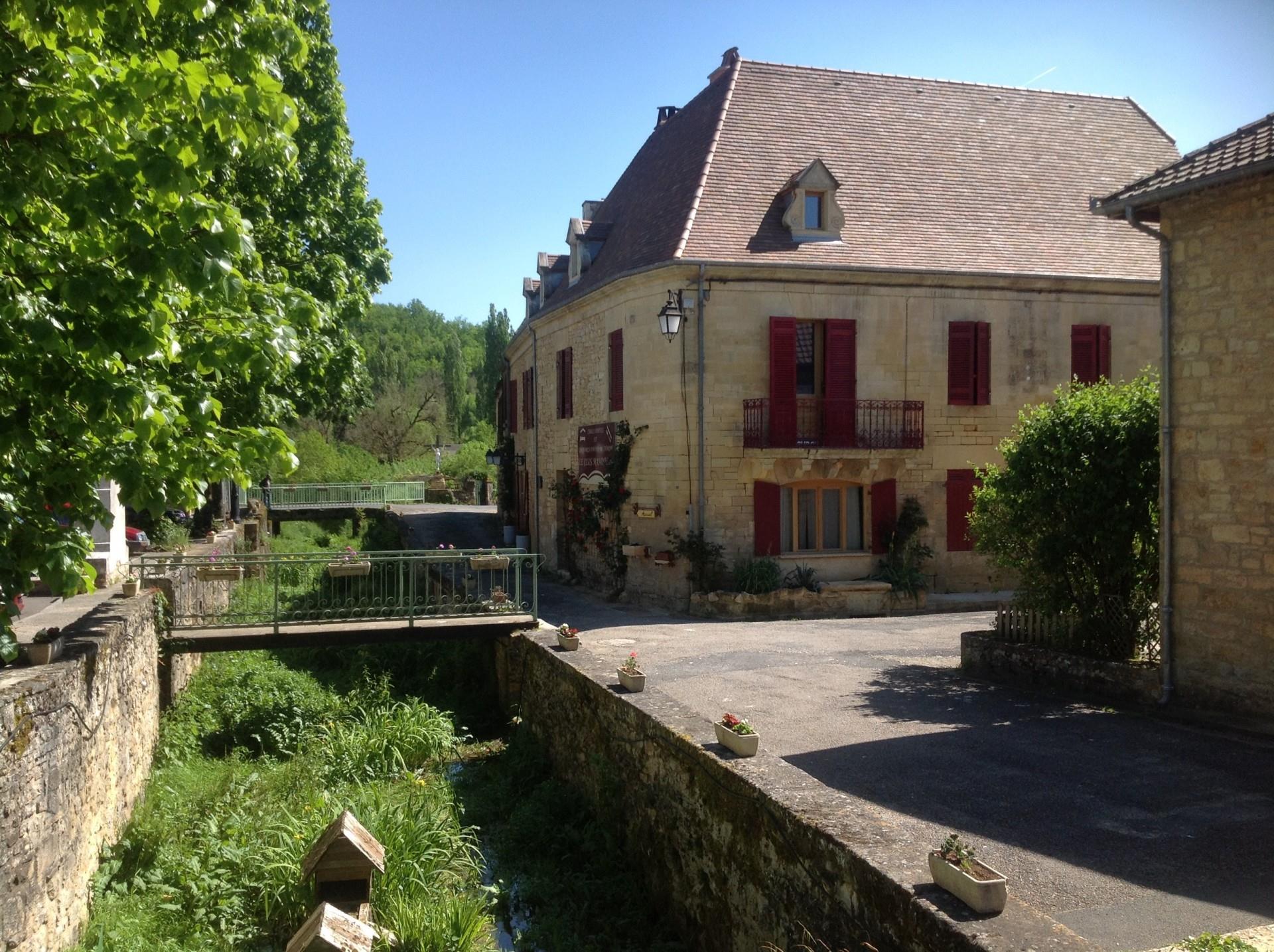 Dordogne, in een mooi dorp, groot huis met veel mogelijkheden