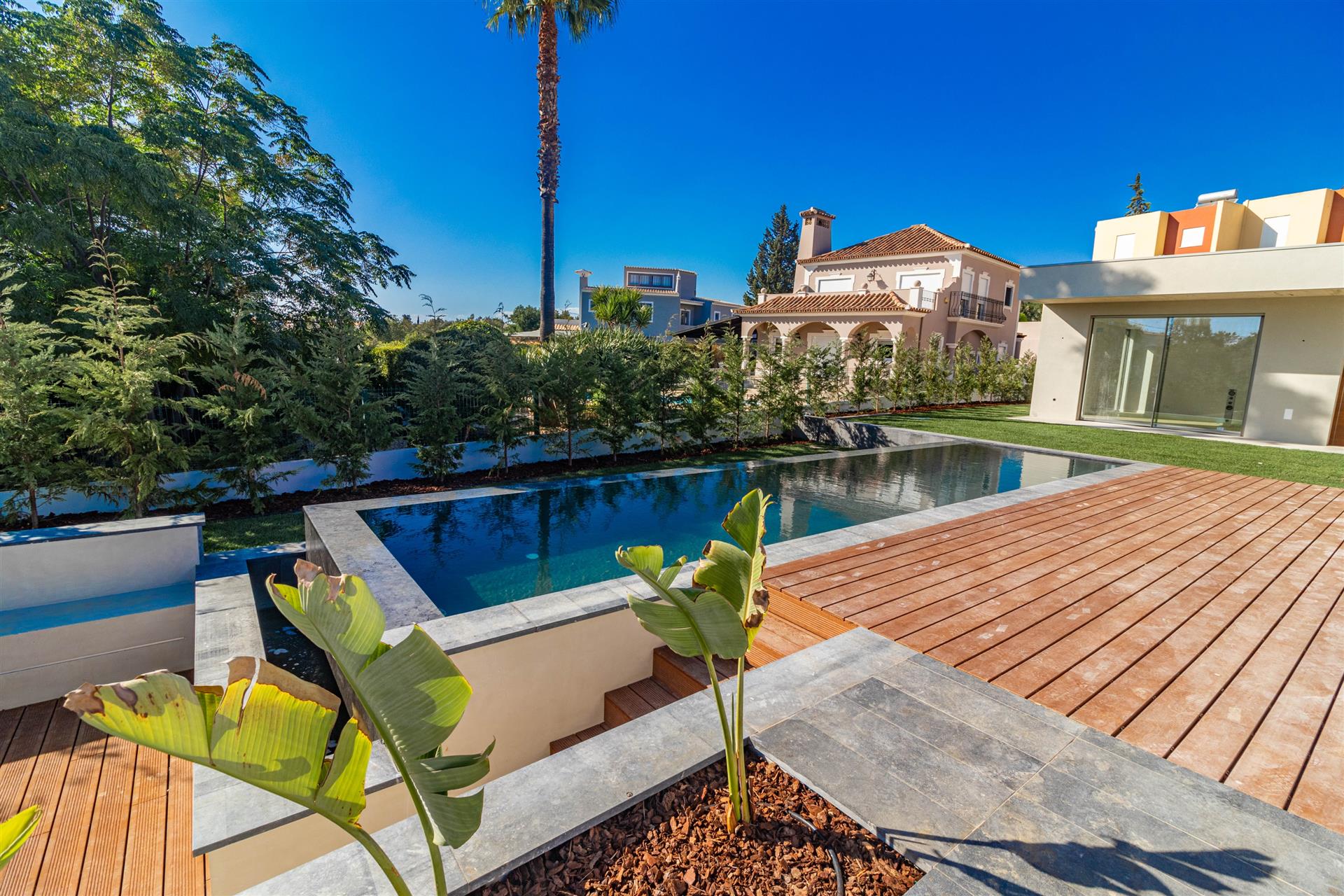 Exceptional single-storey villa with contemporary design with 5 ...