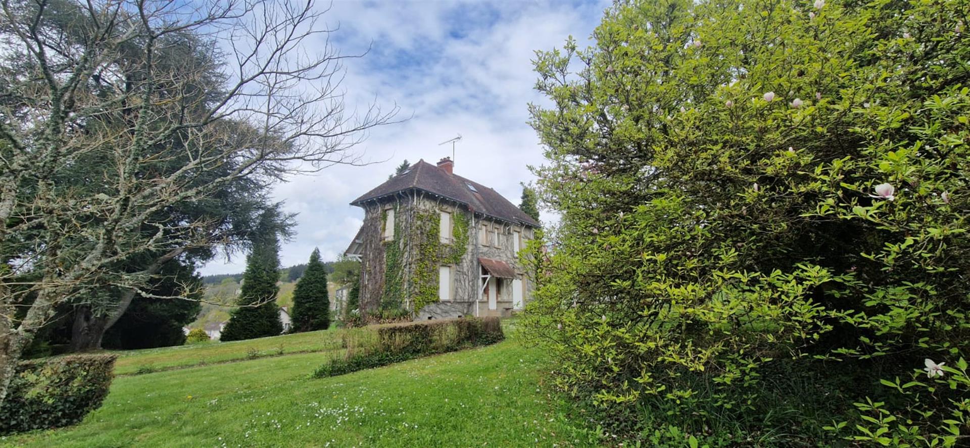 Early 90s stone built charming manor, in rural France
