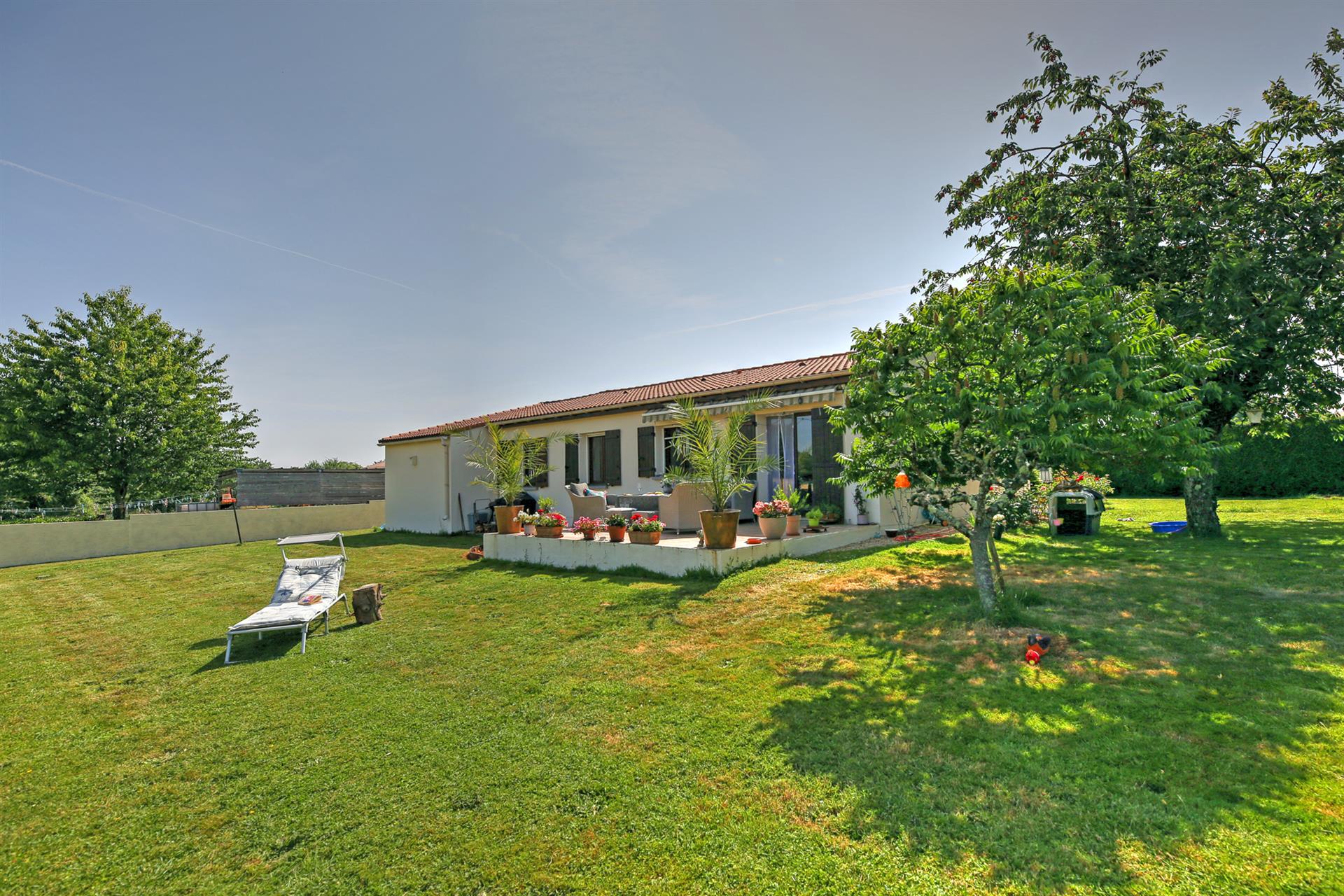 Bungalow with 3 beds and open country views 3km to town