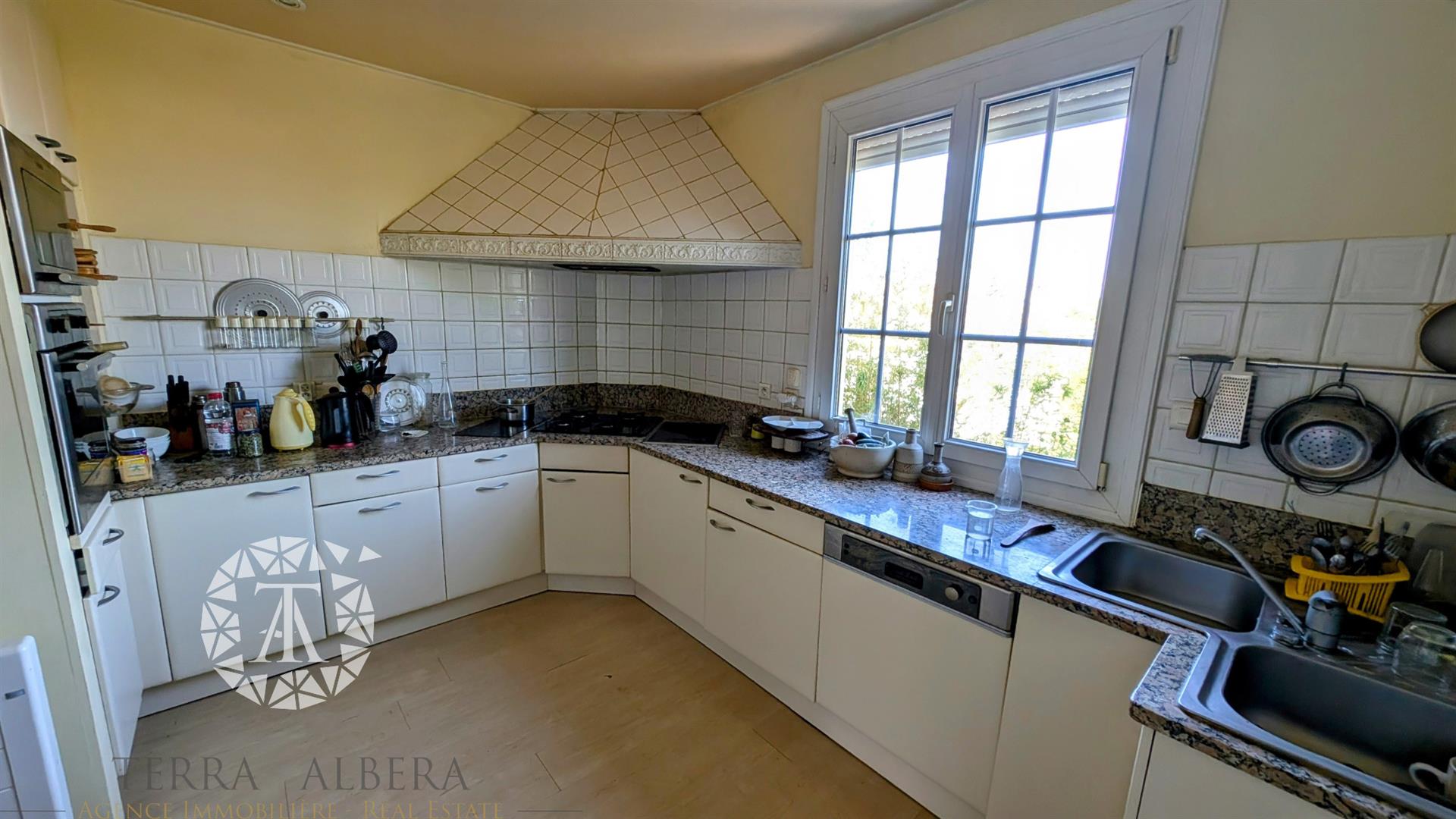 Αγορά : Κατοικία (66740)