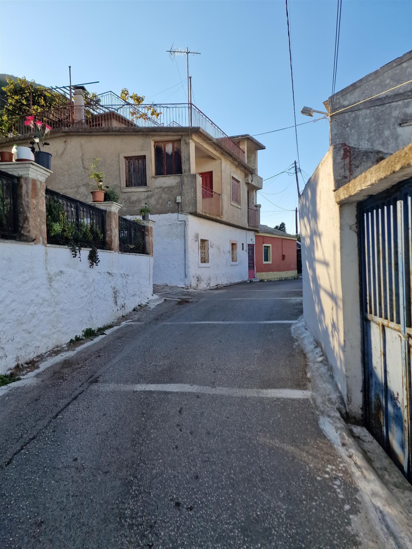 Propriété à vendre dans le village de Vatos