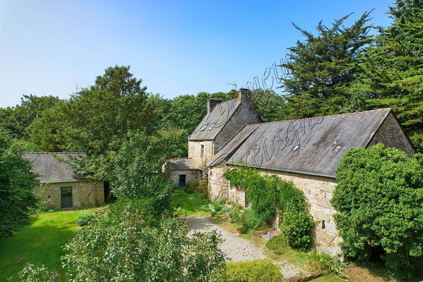 Small 17th century rural manor and its outbuildings in the heart of Argoat