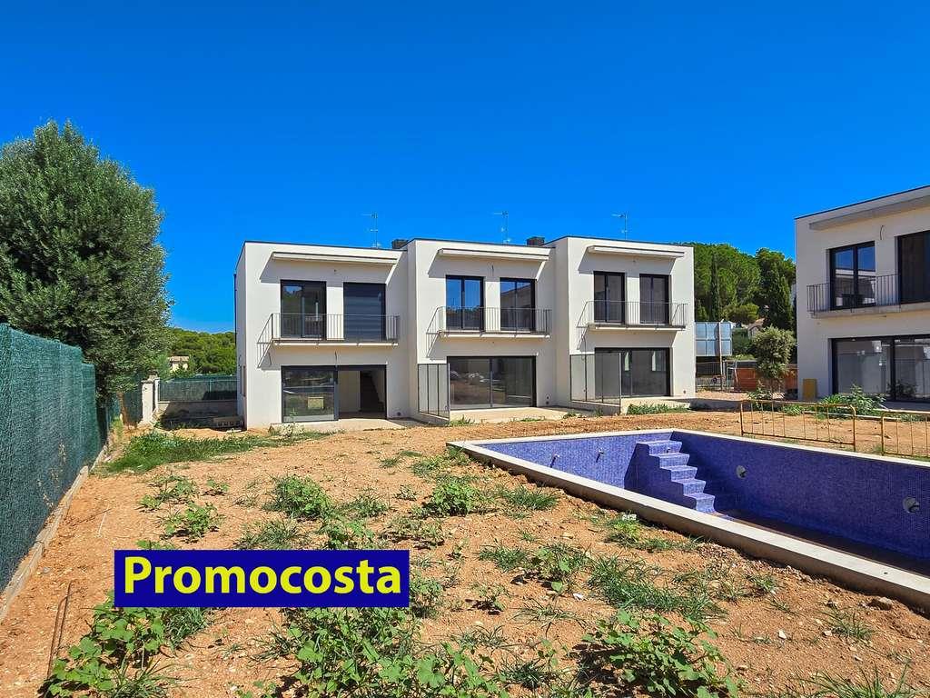 Conjunto de 6 casas de obra nueva, con jardin y piscina comunitaria