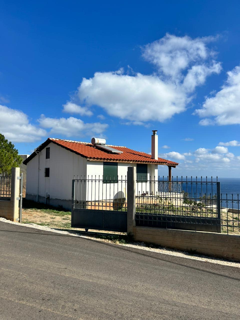 O casă proaspăt finisată, cu o priveliște uimitoare la Marea Egee