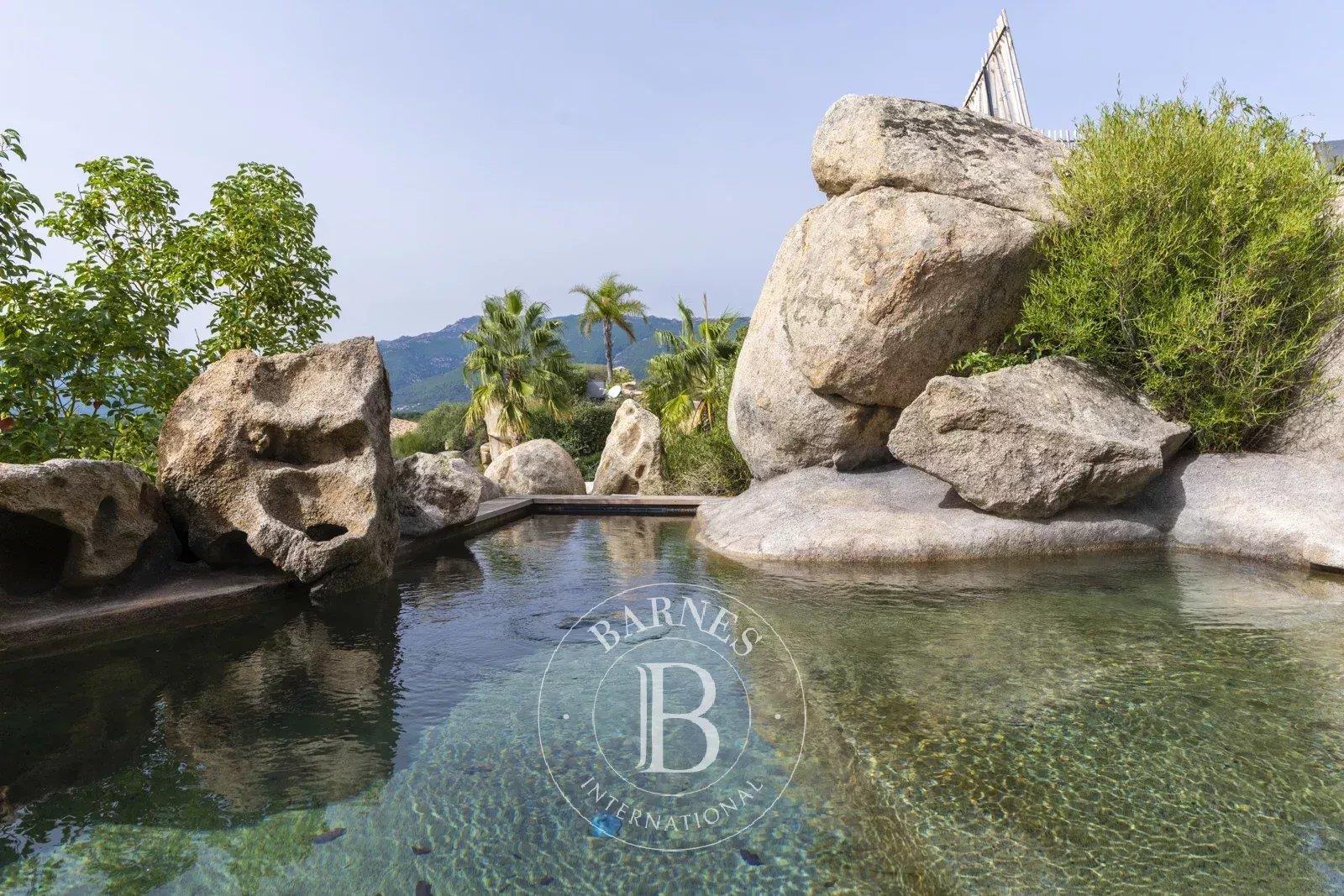 Lecci – Villa de 4 chambres, avec piscine, garage, nichée dans les rochers