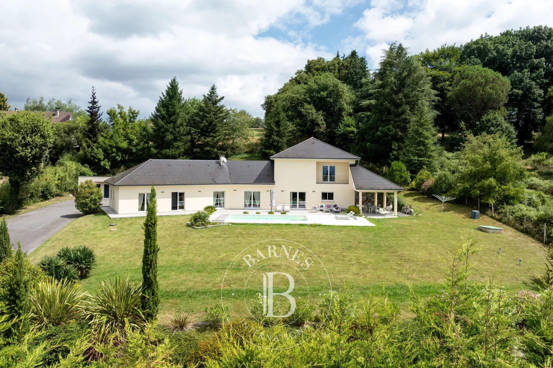 Near Pau, Contemporary House With Pyrenees View
