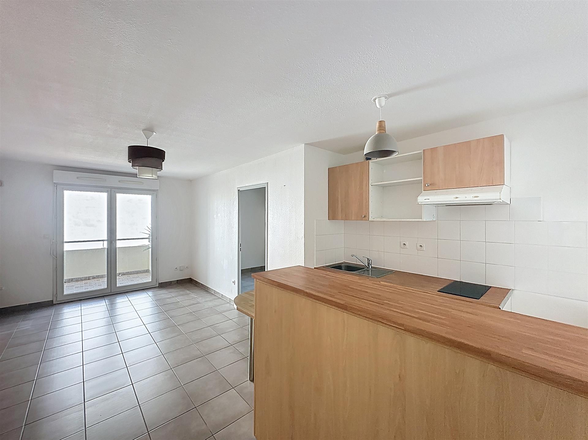 T2 apartment with terrace and parking