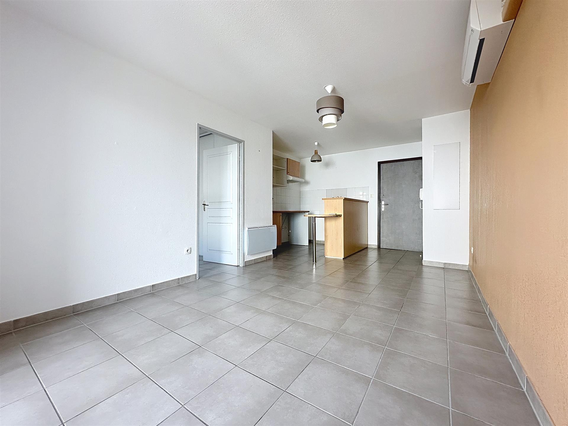 T2 apartment with terrace and parking