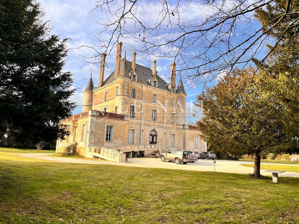 Château A Vocation Commerciale A Vendre Dans Le Sud Du Bocage Ve