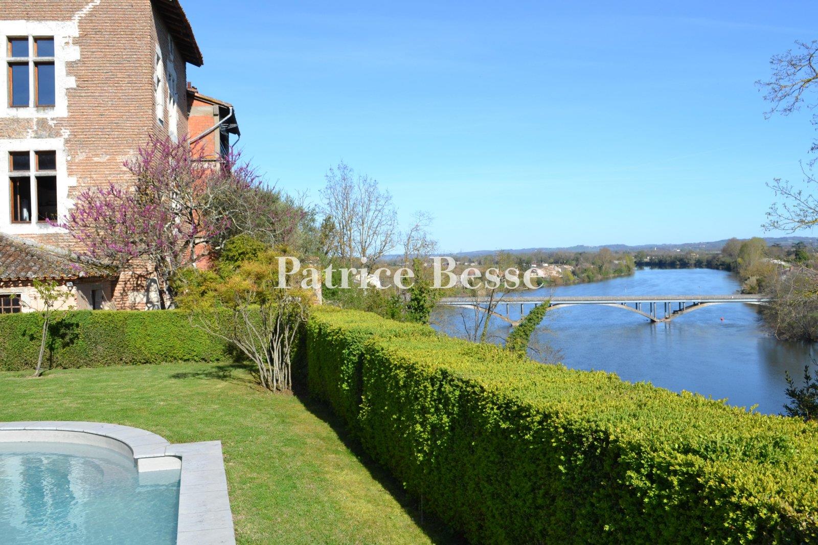 En Aquitaine, au-dessus des rives du Lot, un logis du Bailli adossé à ...