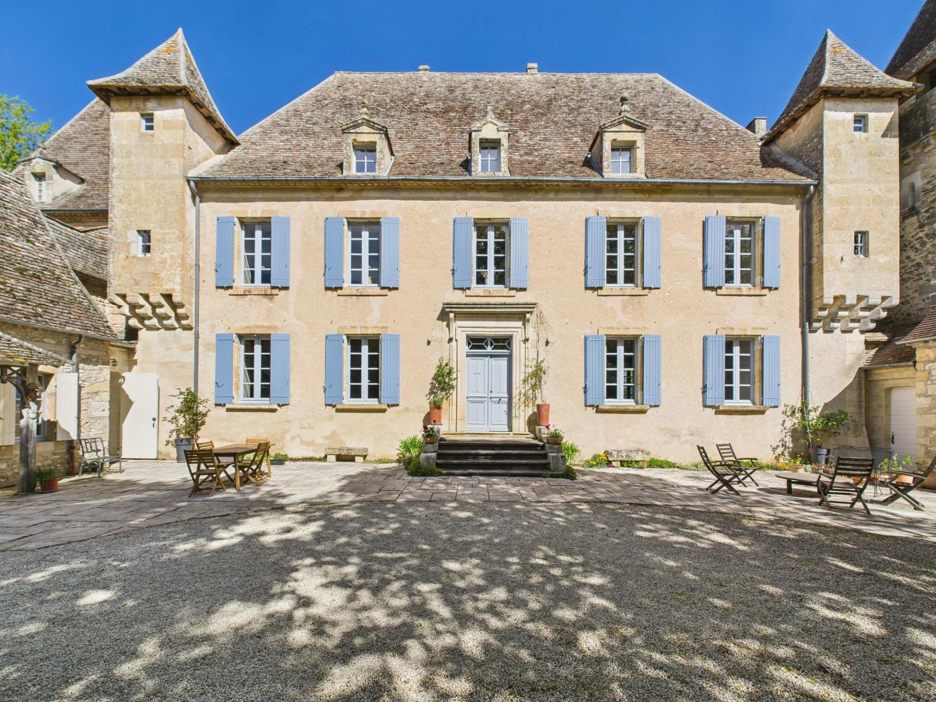 Beautiful 17th century château set in an idyllic environnement close to ...
