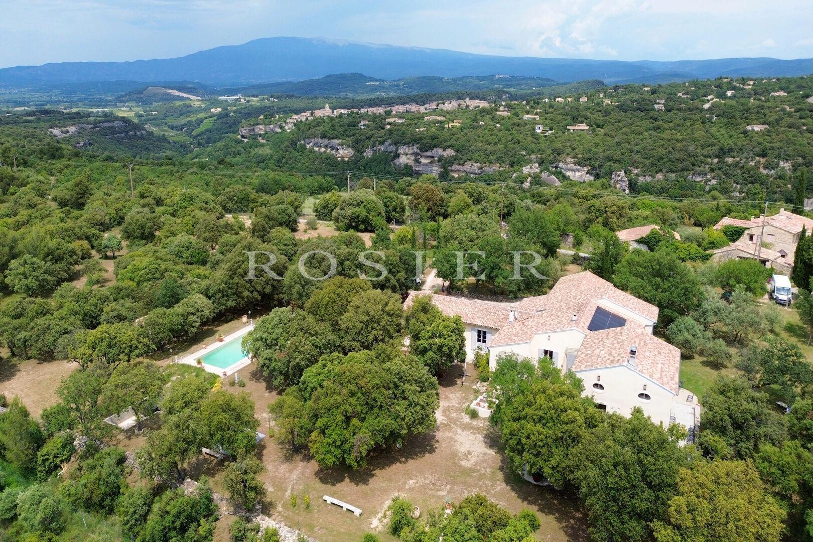 Venasque: Facing the forest, a 278 m² house on 1 ha.