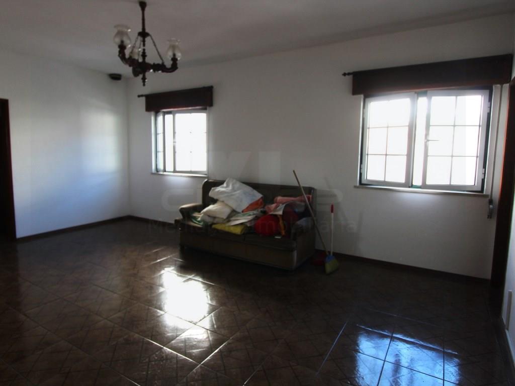 Moradia T3, no centro de Coja, com muito potencial