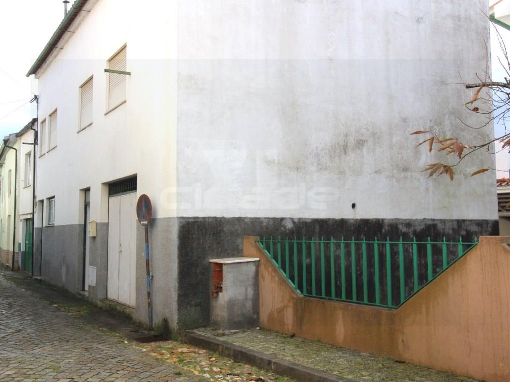 Moradia T3, no centro de Coja, com muito potencial