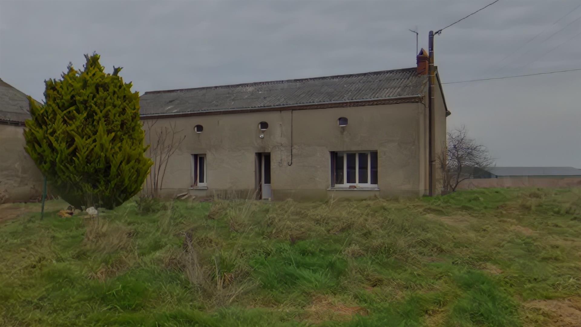 Farmhouse to renovate in Le Vigeant 95.09 m² living space