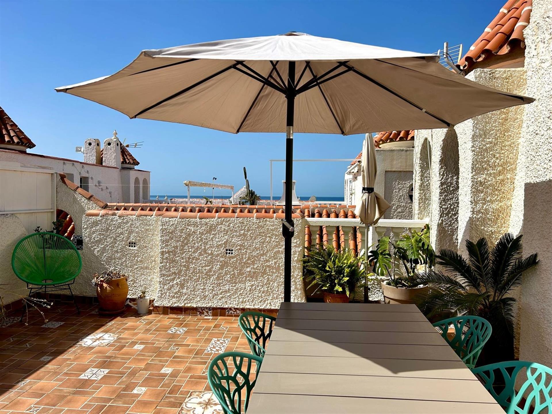 Charming flat with roof terrace!