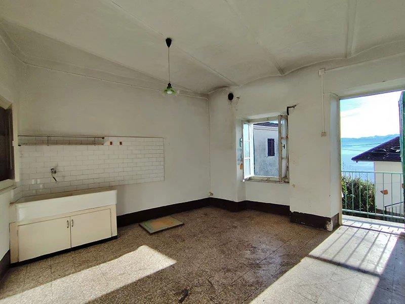 Rustic house with land in a small panoramic hamlet